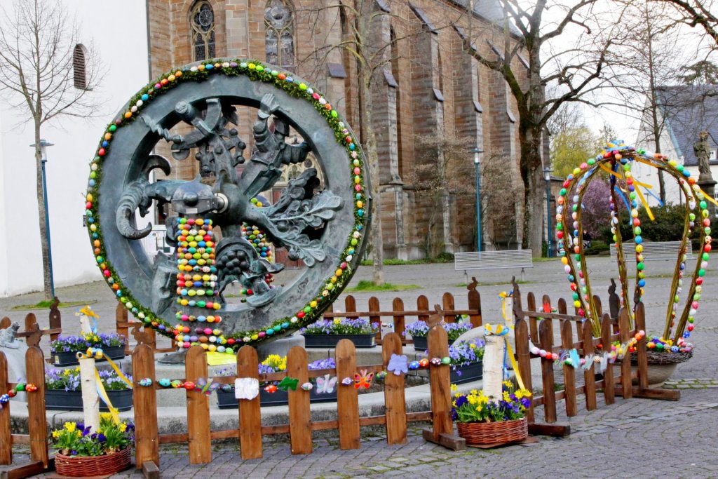 Frühlingszauber: Wie "die Sonnenburg" den St. Petri-Brunnen verwandelte • Hüsten, mitten in Arnsberg